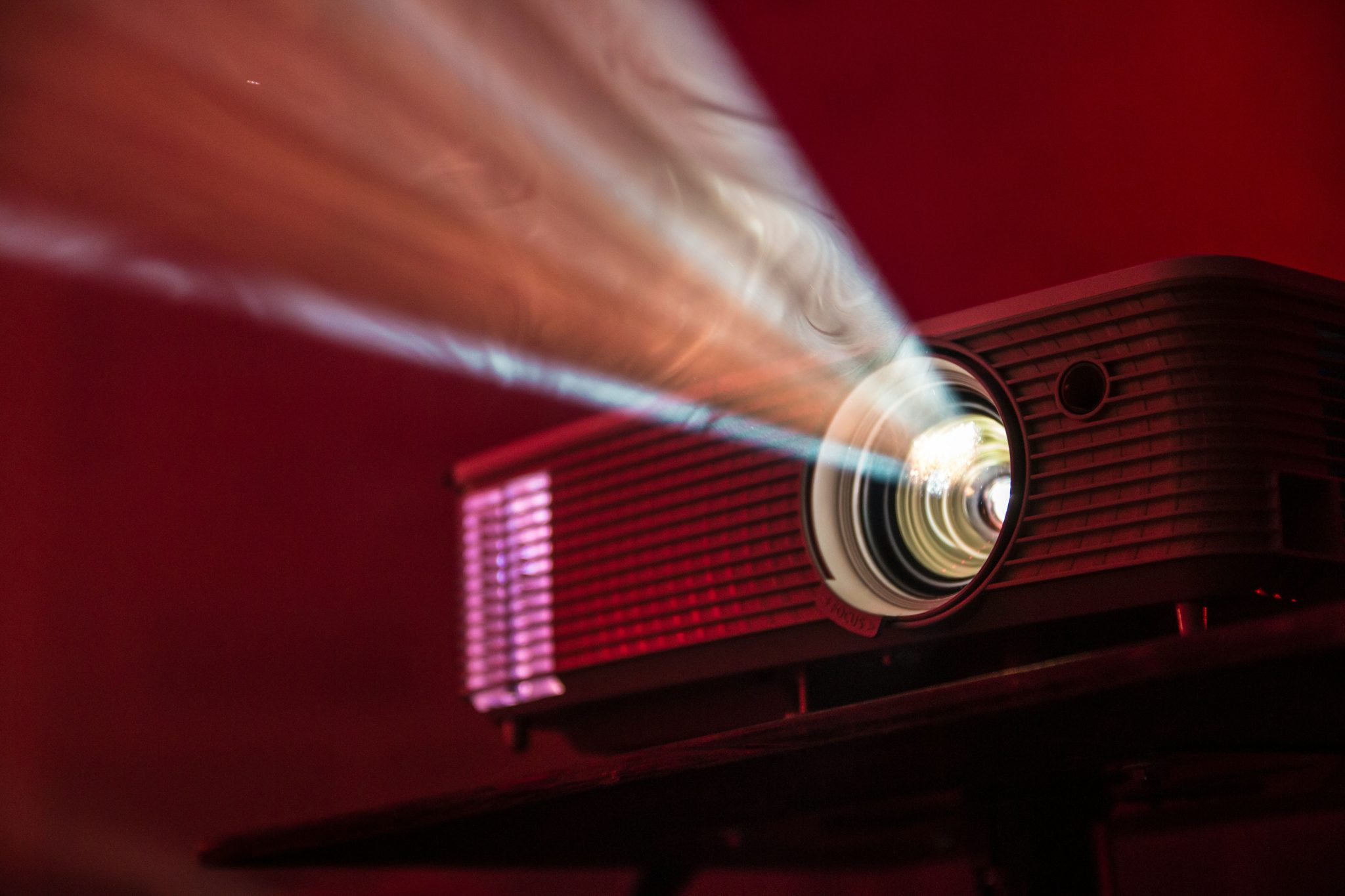 What Is The Difference Between LCD and DLP Projector?- Get Right Answer ...